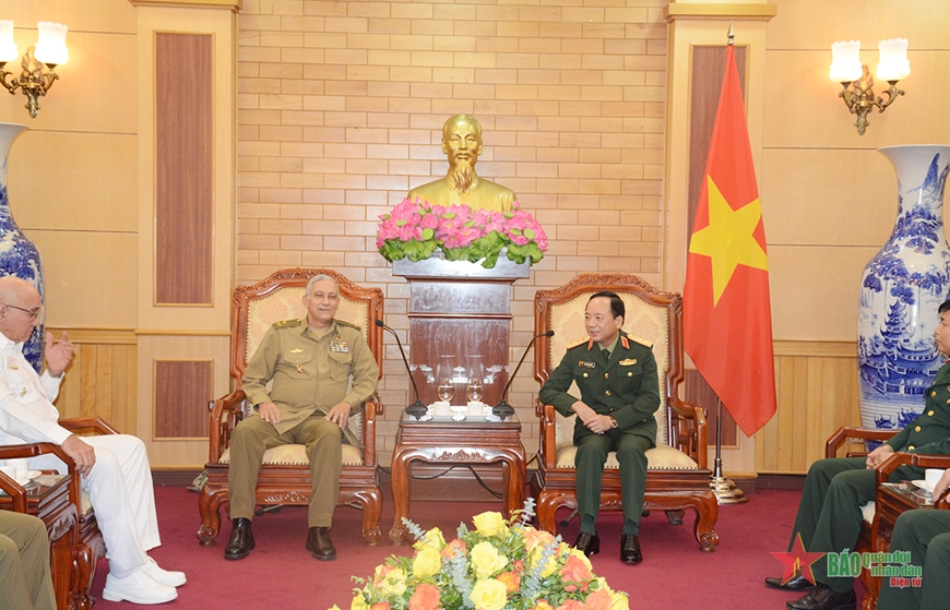 Senior Lieutenant General Trinh Van Quyet receives Cuban young officers