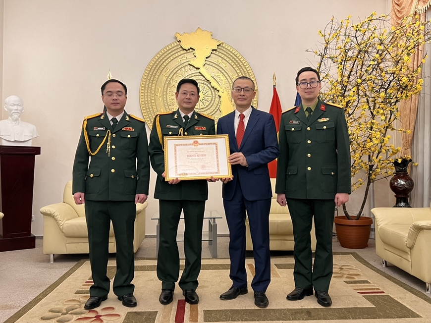 Defense Attaché Office of Vietnam in Germany honored with Foreign ...