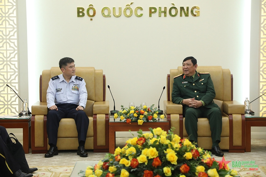 Senior Lieutenant General Huynh Chien Thang receives Japanese guests