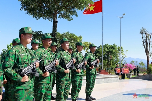 Defense leader inspects preparations for Vietnam-Laos-Cambodia Border ...