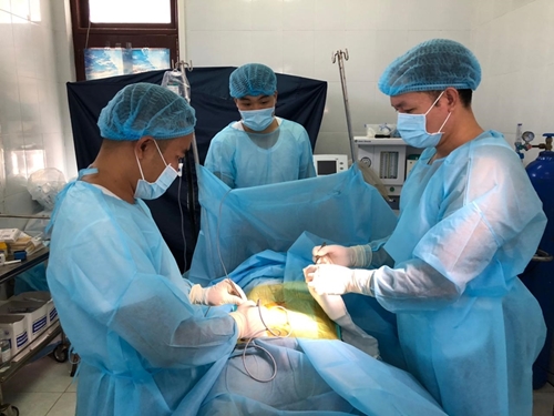 Doctors of Song Tu Tay infirmary provide emergency surgery for fisherman