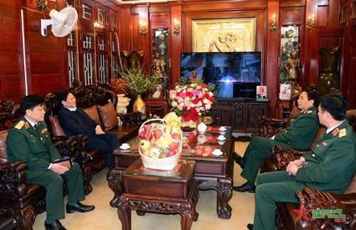 Defense Minister visits retired General Ngo Xuan Lich on VPA’s founding ...
