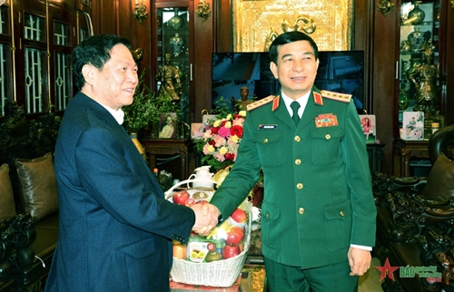Defense Minister visits retired General Ngo Xuan Lich on VPA’s founding ...