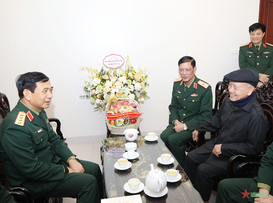 Defense leader visits General Pham Van Tra on VPA’s founding anniversary