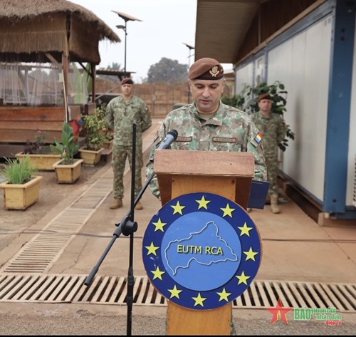 EUTM RCA holds flag-saluting ceremony to mark VPA’s founding anniversary