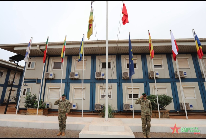 EUTM RCA holds flag-saluting ceremony to mark VPA’s founding anniversary
