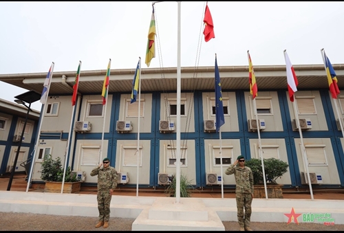 EUTM RCA holds flag-saluting ceremony to mark VPA’s founding anniversary