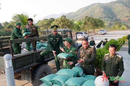 Son La provincial Border Guard Command presents rice to Laos’ military ...