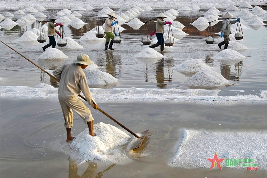 Salt-making in Tuyet Diem