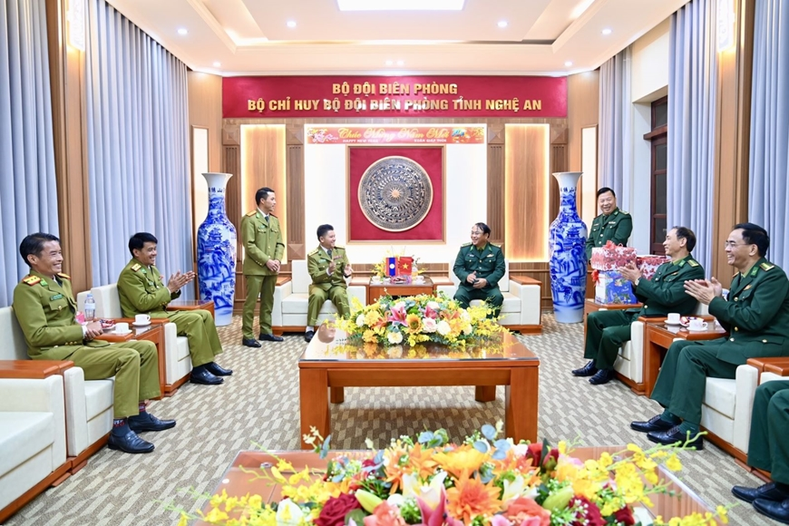 Lao public security unit extends Tet greetings to Nghe An troops