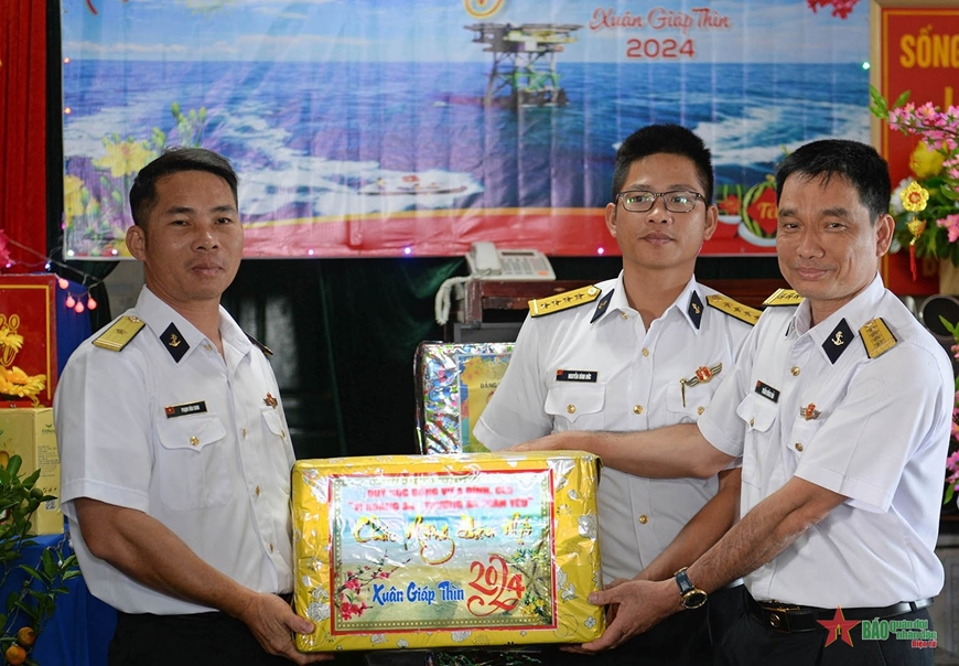 Naval Region 2 Command completes pre-Tet visit to those on duty at sea