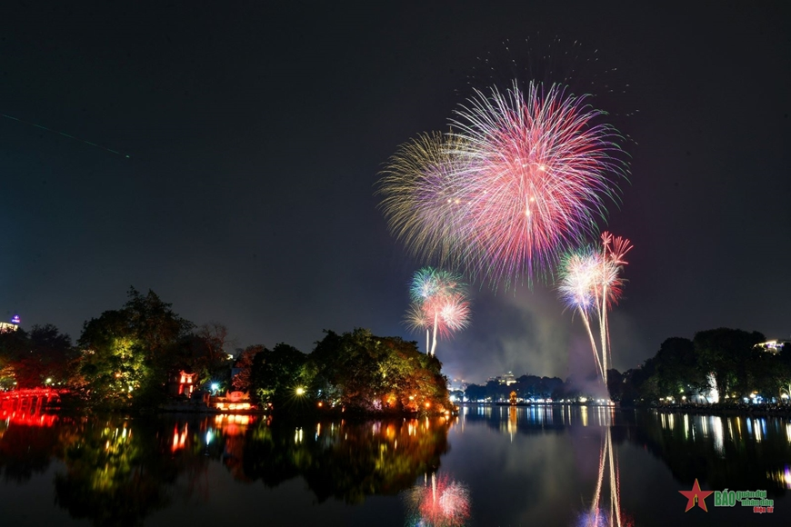 Vibrant fireworks welcoming lunar New Year at Hoan Kiem Lake