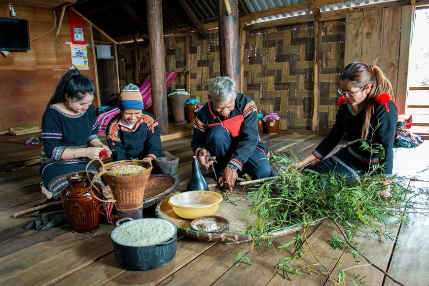 Unique alcohol making craft of Ede people