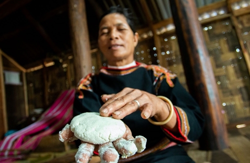 Unique alcohol making craft of Ede people
