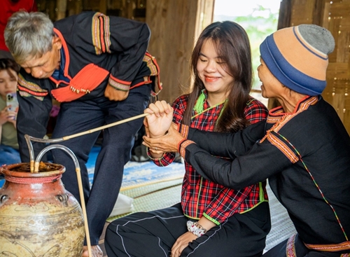 Unique alcohol making craft of Ede people