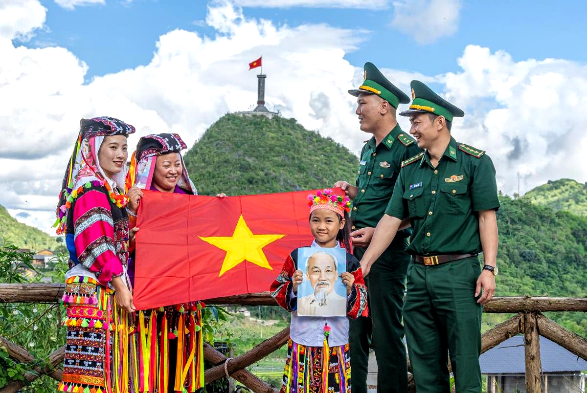 Border guard force focuses on building people s heart posture