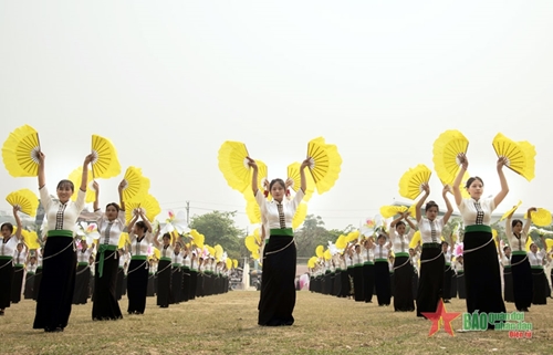 Xoe dance of Thai ethnic group highlighted in Ban Flower Festival 2024