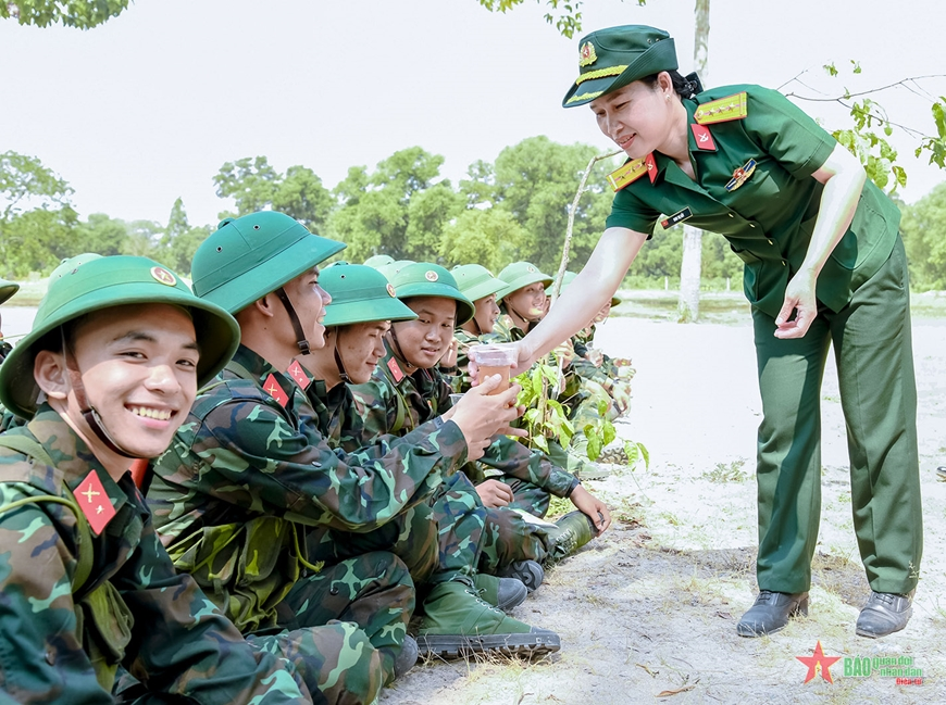 Women’s association members accompanying recruits