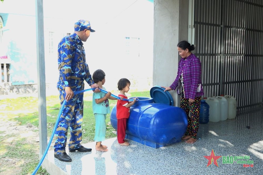 Naval Region 5 provides clean water for people in Ca Mau