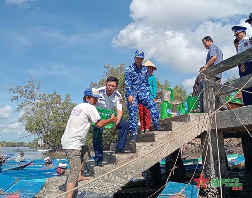 Naval Flotilla 42 provides purified water for people in Nam Can