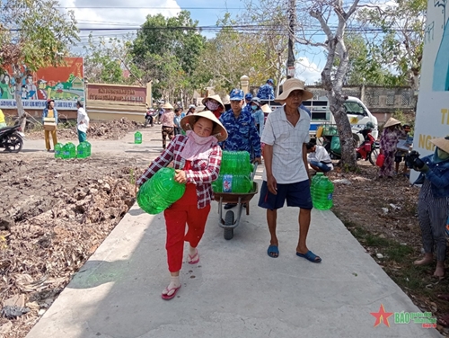 Naval Flotilla 42 provides purified water for people in Nam Can