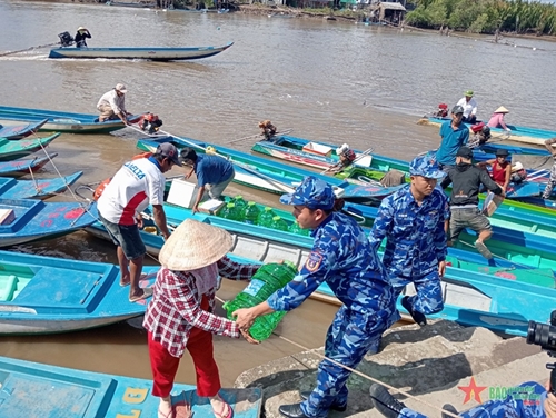 Naval Flotilla 42 provides purified water for people in Nam Can