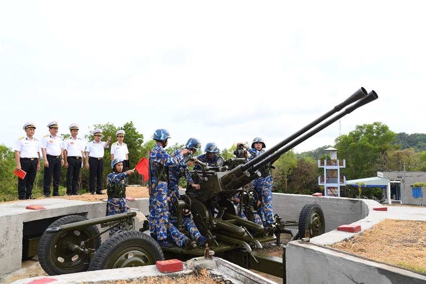 Naval Region 5’s Commander inspects combat readiness in affiliated units