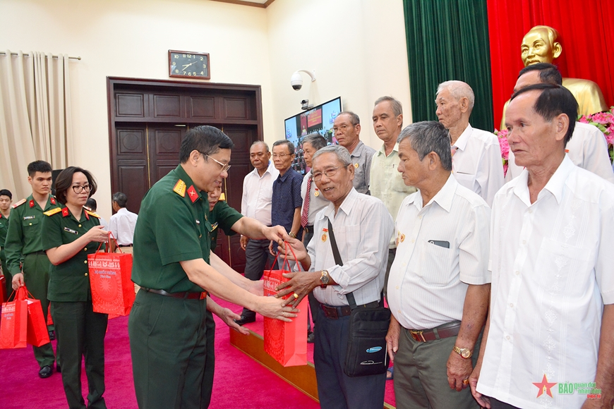 MND meets with national contributors from Tra Vinh