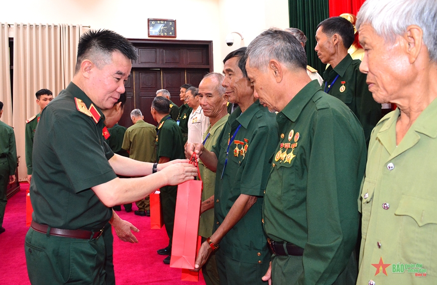 Defense ministry meets national contributors from Dak Nong