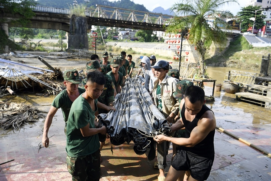 Solidarity between troops and people in flood-hit areas in Ha Giang
