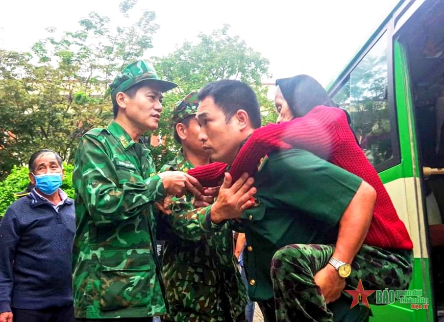 Quang Nam provincial border guards stand side by side with local people