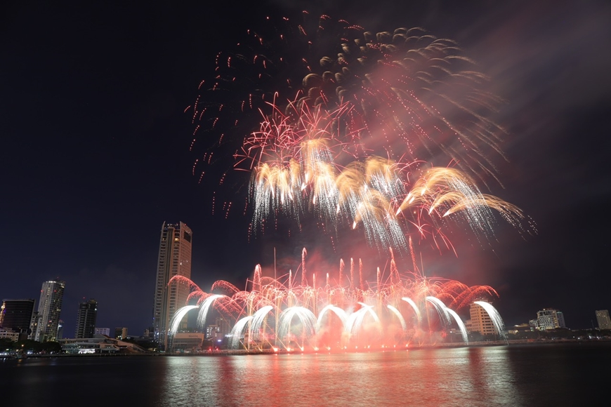German and Polish teams impress spectators with fireworks display