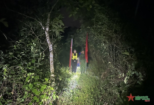 Vietnamese and Chinese military units conduct night joint patrol