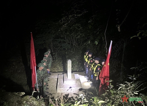 Vietnamese and Chinese military units conduct night joint patrol