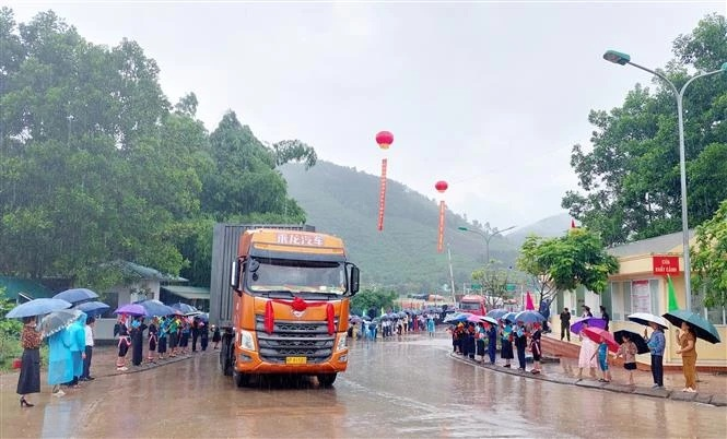 Hoanh Mo (Vietnam) – Dongzhong (China) border gate pair officially ...