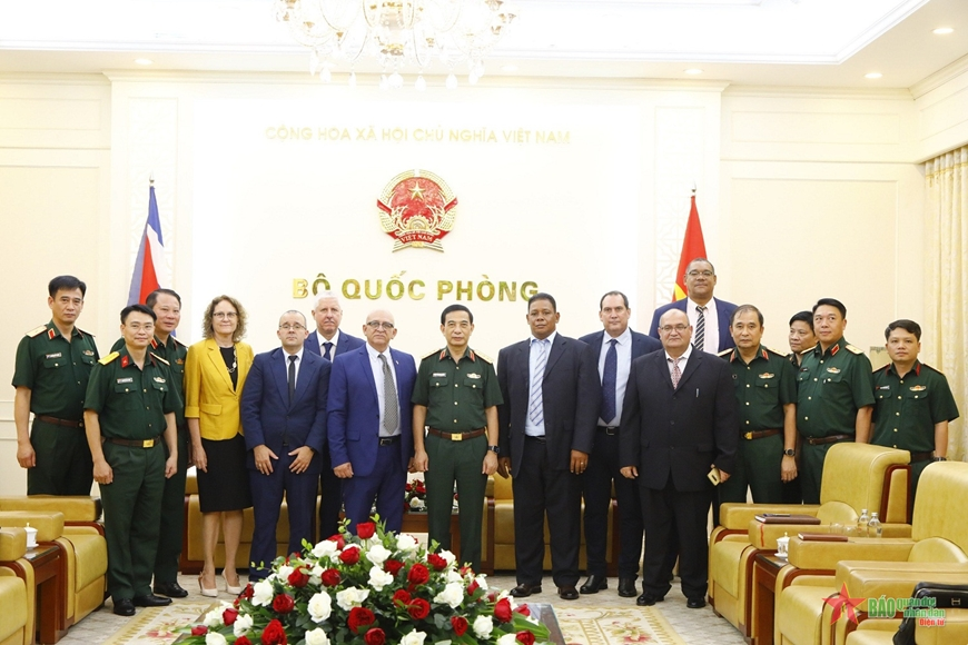 General Phan Van Giang receives Cuban Minister of Construction