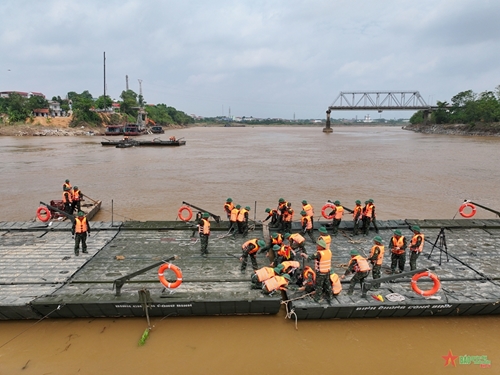Engineering troops build pontoon bridge replacing collapsed Phong Chau ...