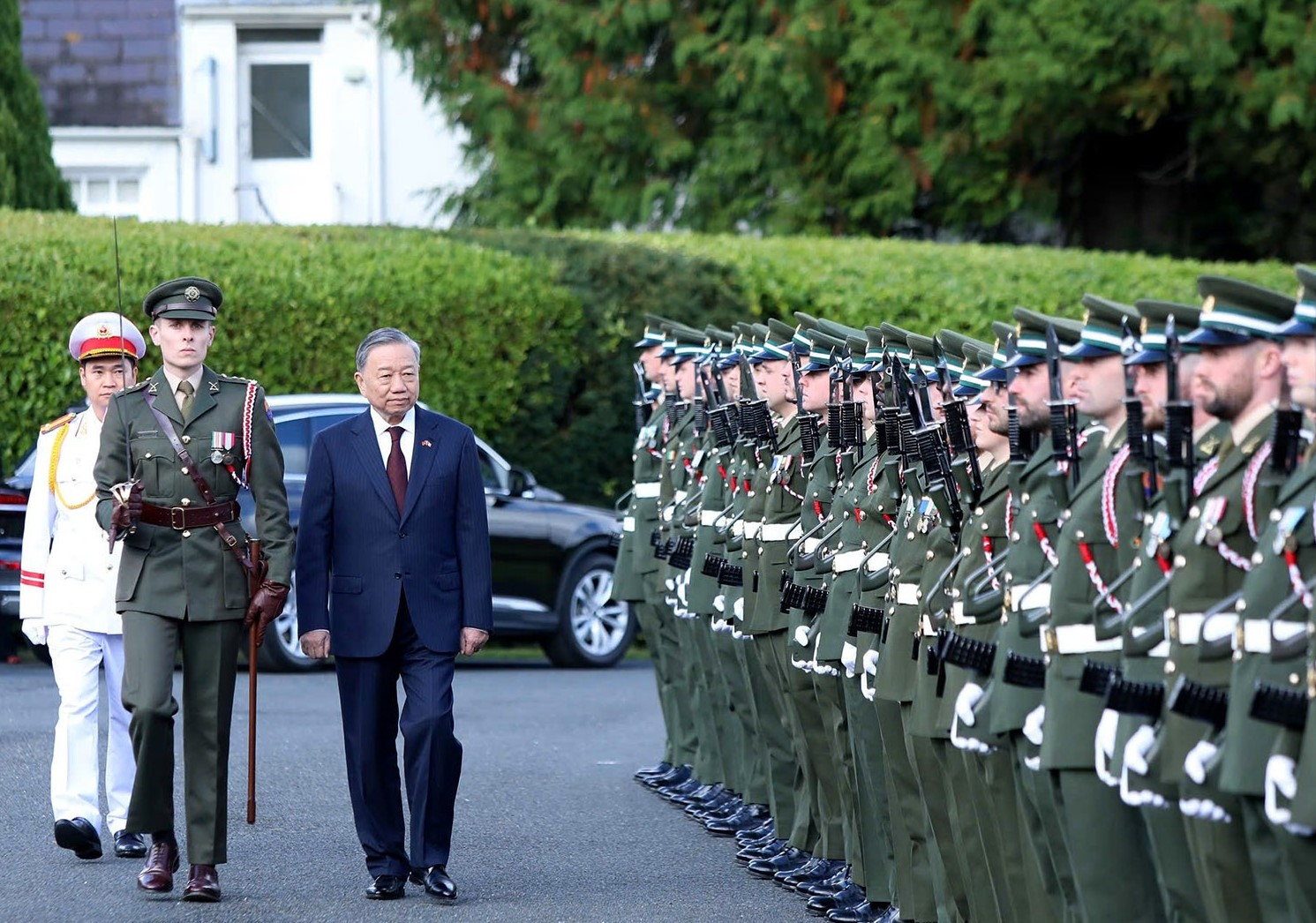 Irish President hosts welcome ceremony for Vietnamese top leader
