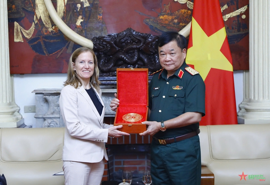Defense leader receives USAID Director in Vietnam