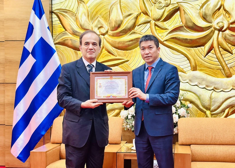 VUFO’s insignia presented to Greek diplomat in ceremony
