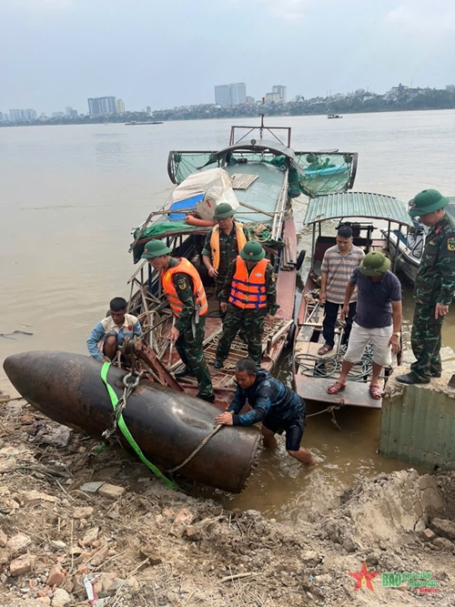Huge bomb found near Long Bien bridge safely handled