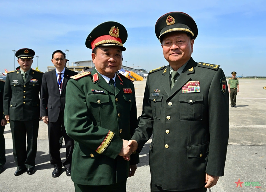 Chinese CMC’s vice chairman arrives in Hanoi for official Vietnam visit