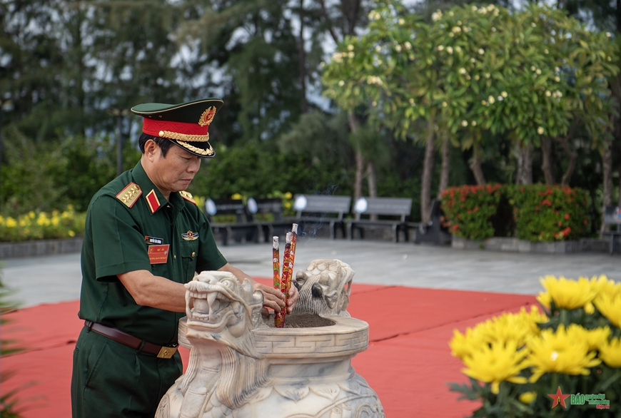 General Nguyen Tan Cuong pays tribute to Gac Ma soldiers