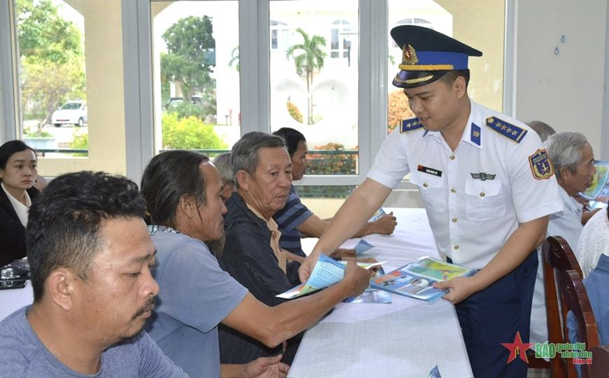 Coast Guard Region 2 supports fishermen in Da Nang