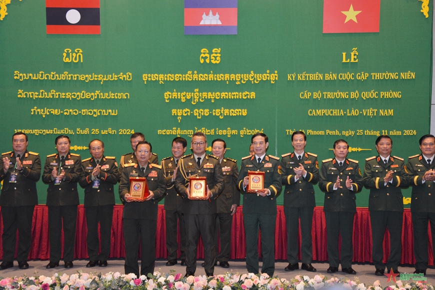 Vietnamese, Lao, Cambodian Defense Ministers meet