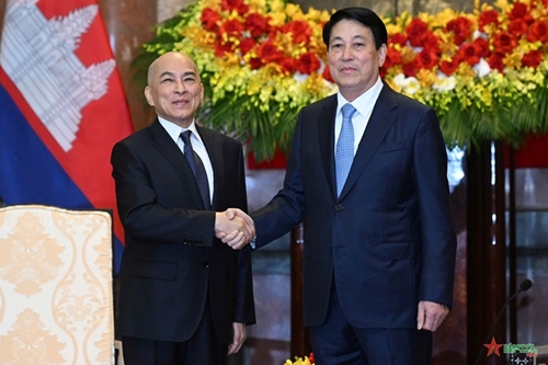State President hosts welcome ceremony for Cambodian King