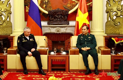Sr. Lt. Gen. Phung Si Tan receives Russian guest