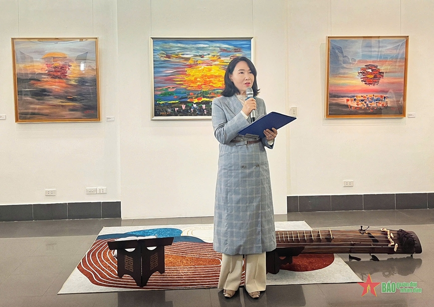 Korean artist Julia Oh showcases her artworks in Vietnam