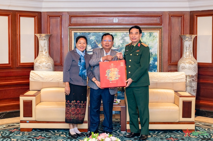 Defense Minister meets with Lao Deputy Prime Minister