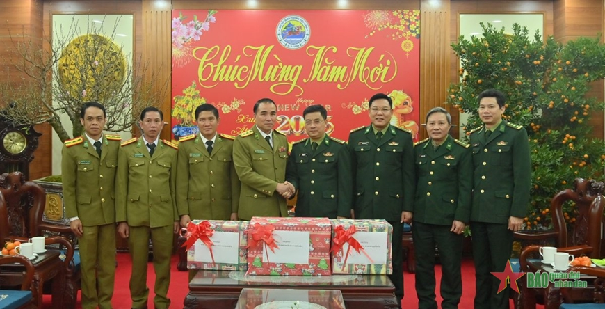 Lao security unit extends Tet greetings to Vietnamese border guard unit